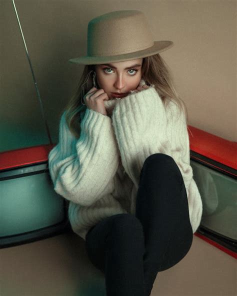 가을 가을 스타일 가을 패션 개인 스타일 겨울 옷 긴 머리 따뜻한 옷 레트로 Tv 매우 복잡한 모델 모자 베이지 베이지 색 모자 복고풍 스타일