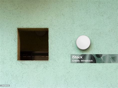 정사각형 구멍과 벽에 있는 둥근 물체 조명에 적합하고 제공하도록 설계되었습니다 0명에 대한 스톡 사진 및 기타 이미지 0명