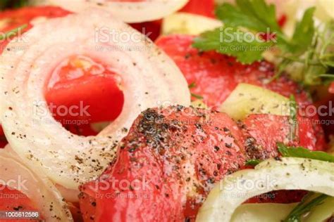 슬라이스 토마토 오이 파 슬 리 잎 딜 향신료와 올리브 오일 신선한 야채 샐러드 0명에 대한 스톡 사진 및 기타 이미지 0명 건강한 생활방식 건강한 식생활 Istock