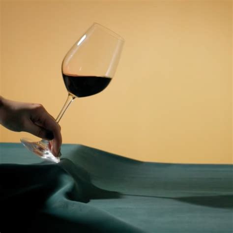 소파의 한계 그 위에 에싸소파 ⠀⠀⠀ 찰나의 쉼도 포근하게 감싸는 소파 시에나 등방석과 팔걸이 모두 스윙 기능으로 움직이니까 내 몸에 맞춰 소파가 자세를 바꿔주는