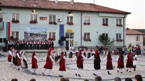 Пъстра феерия от хора танци и песни в Добринище Новини бг