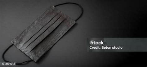 검은 의료 얼굴 마스크 검은 색 배경 커버 입과 코에 보호 얼굴 일회용 수술 마스크 코로나바이러스 19 코로나바이러스를 방지합니다 복사 공간이 있는 플랫 레이 롱 웹 배너