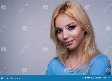 Mujer Sensual Frente A Una Chica Hermosa La Joven Parece Sensual Belleza Encantadora Mujer