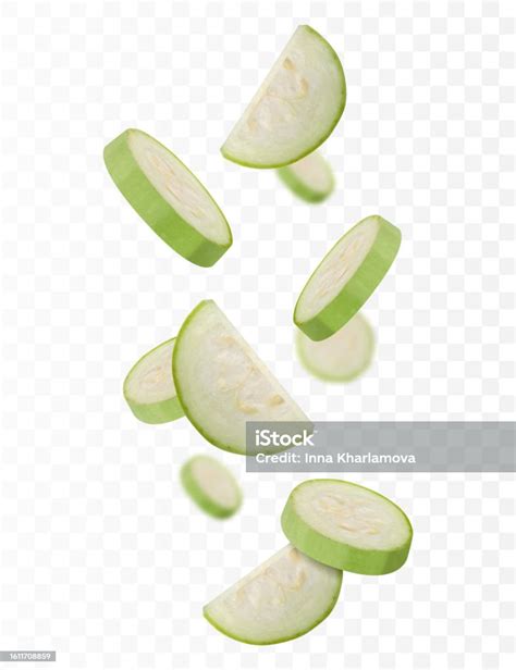 떨어지는 호박은 투명한 배경에 고립되어 있다 흐릿한 효과로 전체 및 얇게 썬 호박 야채를 날립니다 광고 포장 배너 포스터 인쇄에 사용할 수 있습니다 사실적인 3d 벡터 3