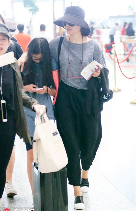 徐帆帶養女現身機場，長相與馮小剛神似，網友：確定不是親生的嗎 每日頭條