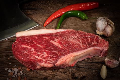 쇠고기 고기의 신선한 생 조각 검은 배경에 스트립 로인 스테이크 상단보기 대리석 고기 조각 뉴욕 0명에 대한 스톡 사진 및 기타