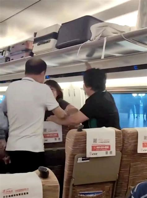 女子高铁拒绝换座遭3人辱骂、殴打？警方通报→澎湃号·媒体澎湃新闻 The Paper