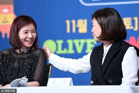 45岁人鱼小姐张瑞希爆鱼尾纹显老态 坐地板露白皙美腿风韵犹存