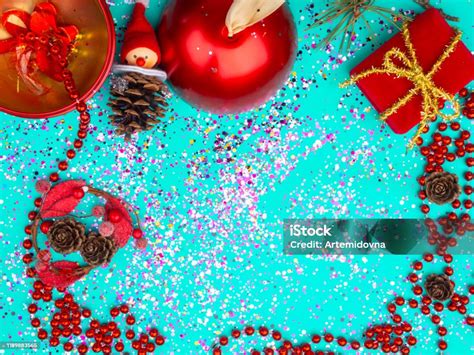 축제 트렌디 한 색상 배경에 크리스마스 선물 장식 메리 크리스마스 카드는 빨간 공 콘 눈사람 색종이 행복 2020 새해 겨울 휴가 선물 개념 평면 평신도 복사 공간 상단