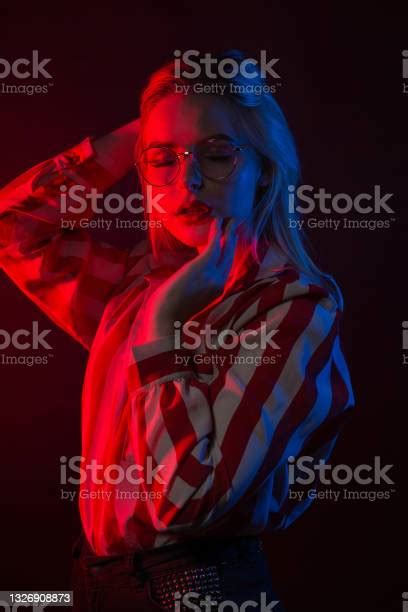 빨강과 파란색 스튜디오 빛으로 포즈를 취하는 안경의 화려한 젊은 모델 18 19세에 대한 스톡 사진 및 기타 이미지 18 19세 갈색 머리 감각 지각 Istock