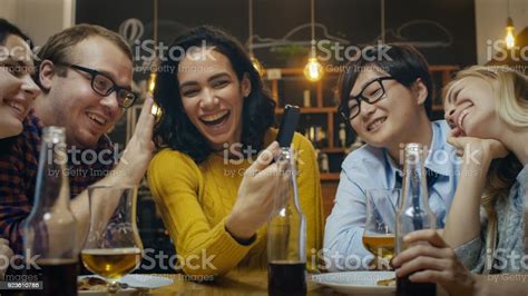 바에서 레스토랑 히스패닉 여자 그녀의 친구 들과 함께 영상 통화 세련 된 설립에 있는 아름 다운 젊은이 그룹 공휴일에 대한 스톡 사진 및 기타 이미지 Istock