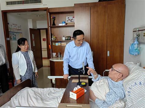 中共江苏省委党校 校院新闻 我校（院）国庆节前开展走访慰问老干部、老党员活动