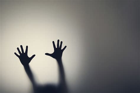 유리 문 뒤에 여자의 어두운 실루엣입니다 우울증 두려움 공황의 개념 가정의 방에 대한 스톡 사진 및 기타 이미지 가정의 방 개념 개념과 주제 Istock