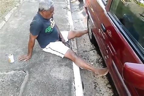 Pinguco Mijando Na Calcada Do Bar Xhamster