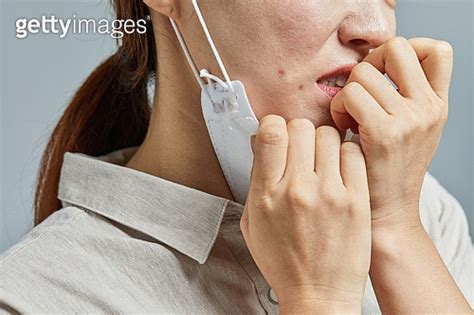 마스크 방호용품 코로나바이러스 바이러스 코로나19 코로나바이러스 여드름 사람피부 주요신체부분 스킨케어 뷰티 이미지 Jv12079743 게티