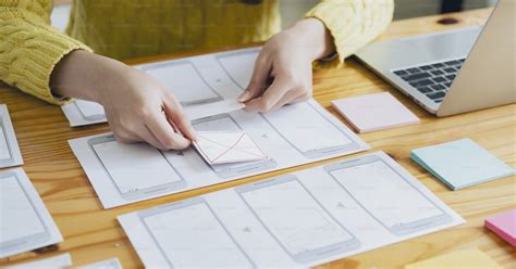 소프트웨어 개발 및 코딩 기술 분야에서 일하는 프로그래머 및 Ux Ui 디자이너 모바일 및 웹 사이트 디자인 및 프로그래밍