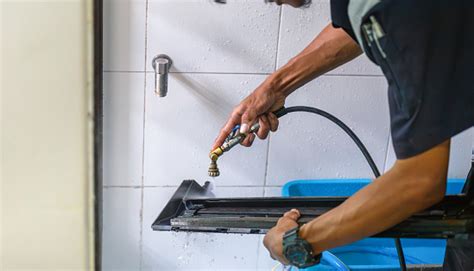 구획 에어컨 내부의 더러운 청소공 시스템 에어컨 시스템의 기술 깨끗한 금형을 세척하는 수리공 건강하지 못한 생활방식에 대한 스톡 사진 및 기타 이미지 Istock