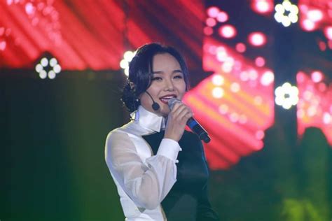 Дуучин Х Мөнгөнцэцэг “Амьдрал“ тоглолтынхоо үеэр СТА цол тэмдгээр энгэрээ мялаалгалаа