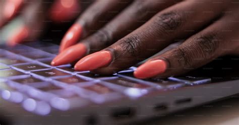 아프리카계 미국인 회사 원격 근무자가 노트북 키보드에 메시지를 입력하고 잘 손질된 손톱을 가까이서 볼 수 있습니다 젊은 회사 직원 컴퓨터에 이메일 쓰기 손에 집중