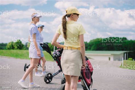 골프 장비 골프 코스에서 걷는 여성 골퍼의 선택적 초점 경쟁에 대한 스톡 사진 및 기타 이미지 경쟁 골프 골프 선수 Istock