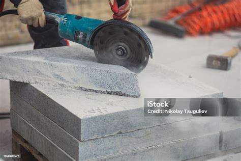 절단 톱짐 및 분쇄 화강암 시멘트 타일 슬래브와 절단 기계 새로운 보도 아스팔트 포장 작업 동안 원형 톱 작업자 노동자는 세라믹 콘크리트 타일을 잘라 자르기에 대한 스톡