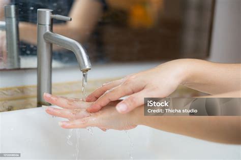 백색 배경 건강 및 바디 케어 및 개인 위생 개념에서 세균의 확산을 막기 위해 싱크대또는 항균에 비누를 적용하는 아름다운 여성의