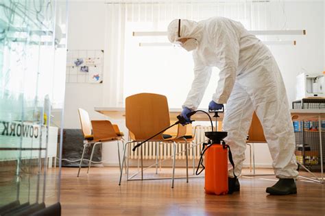 사무실을 소독하기 위한 수동 분무기 펌프를 펌핑하는 직업 근로자 35 39세에 대한 스톡 사진 및 기타 이미지 35 39세