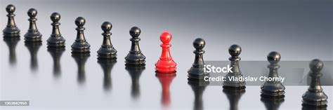 리더십 개념 체스의 빨간 폰 흰색 배경에 검은 폰의 군중에서 눈에 띄는 0명에 대한 스톡 사진 및 기타 이미지 0명 1위 개념 Istock