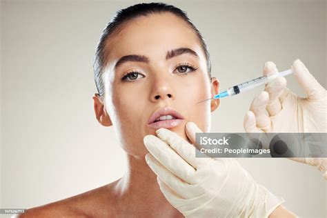 스킨케어 콜라겐 의료 전문가의 입술에 주사를 맞은 여성의 초상화 스튜디오에서 노화 방지 치료 아름다움 모델 및 미적 얼굴 입술 필러 주사기 배경 18 19세에 대한 스톡