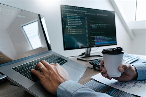 프로그래머가 데스크톱 컴퓨터에서 코드를 입력하고 프로그래밍 및 코딩 기술 개념 개발 개발에 대한 스톡 사진 및 기타 이미지 개발 노트북 노트북 사용하기 Istock