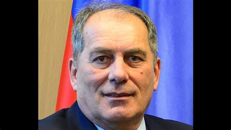 Бивш министър на сигурността на Босна и Херцеговина беше нападнат пред дома си от маскирани мъже