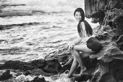 夏天 女孩 微笑 海滩 黑白照片 4K美女高端电脑桌面壁纸 极品桌面