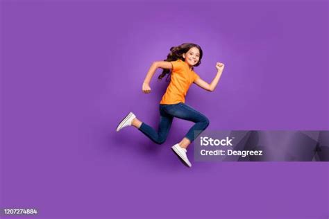 전체 길이 바디 사이즈 프로필 측면 보기 그녀의 좋은 매력적인 목적 기쁜 쾌활한 쾌활한 쾌활한 물결 모양의 머리 소녀 점프 실행 마라톤 고립 라일락 보라색 보라색 파스텔