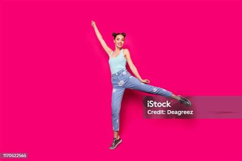 자홍색 배경을 통해 고립 된 웃는 손을 키우는 귀여운 여성 청소년의 전체 길이 사진 갈색 머리에 대한 스톡 사진 및 기타 이미지 갈색 머리 계절 긍정적인 감정 표현