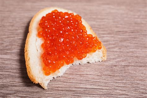 테이블에 샌드위치에 빨간 캐비어 건강한 음식 생선 전채 러시아어 부엌입니다 디자인 텍스트에 대 한 공간입니다 갈색에 대한 스톡 사진 및 기타 이미지 Istock