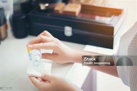 아름 다운 여자 손 피부 관리 여성 손 들고 크림 튜브의 자연 매니큐어 손톱 화장품 핸드 크림을 적용 하는 부드러운 실크 건강 한 피부에 아름 다운 여자 손 닫습니다