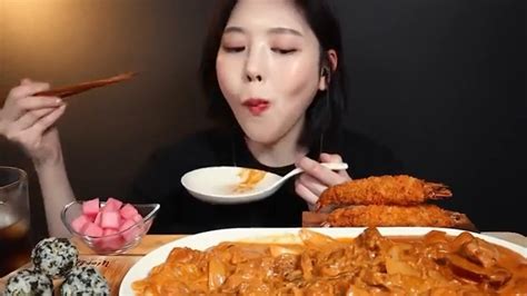 اسمرفودخوردن میگو سوخاری نماشا