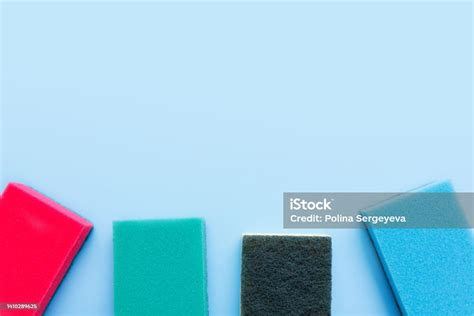 파란색 배경에서 청소하기위한 여러 가지 색상의 스폰지 텍스트를위한 공간 0명에 대한 스톡 사진 및 기타 이미지 0명 가사 집안일 가정 주방 Istock