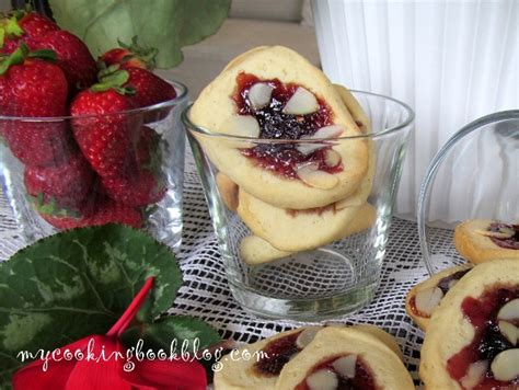 Бисквити с крема сирене мармалад и филирани бадеми My Cooking Book Blog