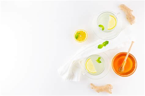 레몬과 민트와 생강 차 흰색 냅킨에 흰 배경에 생강 차 레몬 생강 뿌리와 꿀 두 컵 위쪽 보기 0명에 대한 스톡 사진 및 기타 이미지 Istock