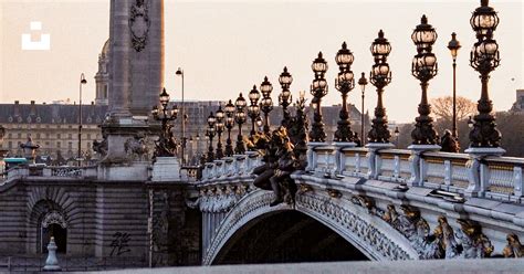 낮에 회색 콘크리트 다리를 걷는 사람들 사진 Unsplash의 무료 파리 이미지