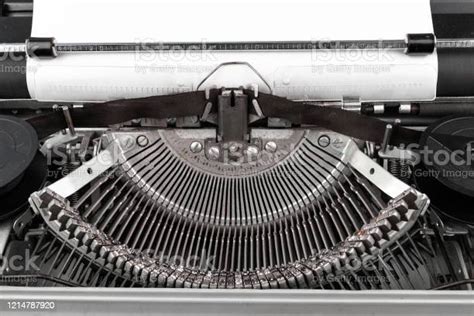빈 종이 시트와 빈티지 타자기의 클로즈업 사진 텍스트의 복사 공간을 배치합니다 편집자에 대한 스톡 사진 및 기타 이미지 편집자 헤딩 쓰기 Istock