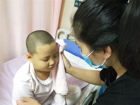 催人泪下白血病女孩爸妈我们没钱不治疗了自拔氧气去世