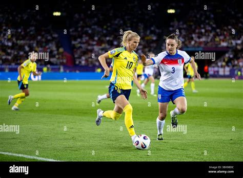 Sofia Jakobsson Schweden 10 Im Zweikampf Mit Niamh Charles England