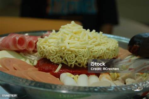 토마토 소스 치즈 떡 라면 쇠고기 점심 고기 콩나물 냉동 두부 햄 슬라이스 및 기타 음식의 한국 요리 냄비 클로즈업 사진 강철에