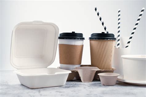 환경 친화적 인 생분해성 커피 컵 상자 타격 접시 종이로 만든 빨대 및 재활용 포장 0명에 대한 스톡 사진 및 기타 이미지