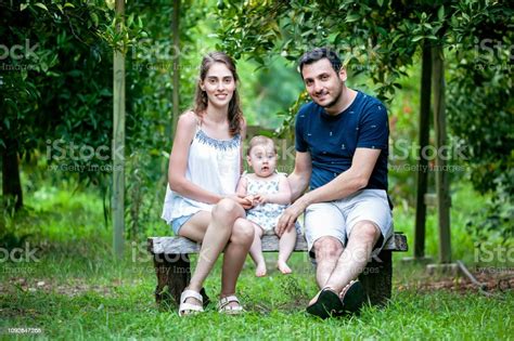 행복 한 젊은 아버지와 어머니 공원에서 귀여운 아기 여자와 재미 2 3 살에 대한 스톡 사진 및 기타 이미지 2 3 살 3 명 가족 Istock
