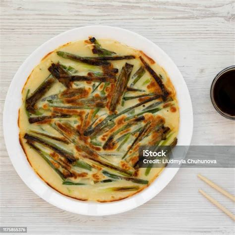 수제 한국식 파전 파전 팬케이크는 흰색 나무 배경의 흰색 접시에 머리 위 보기 아시아 음식 평면 평신도 상단보기 위에서 건강한 생활방식에 대한 스톡 사진 및 기타 이미지