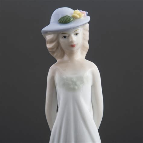 Статуэтка Девушка в голубой шляпке фарфор роспись Elan Gallery Элан галерея Китай 2015