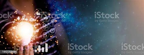 전구 아이콘을 들고 손 창의성과 혁신은 성공의 열쇠입니다 에너지와 힘을 가진 새로운 아이디어와 혁신 개념에 대한 스톡 사진 및 기타 이미지 Istock